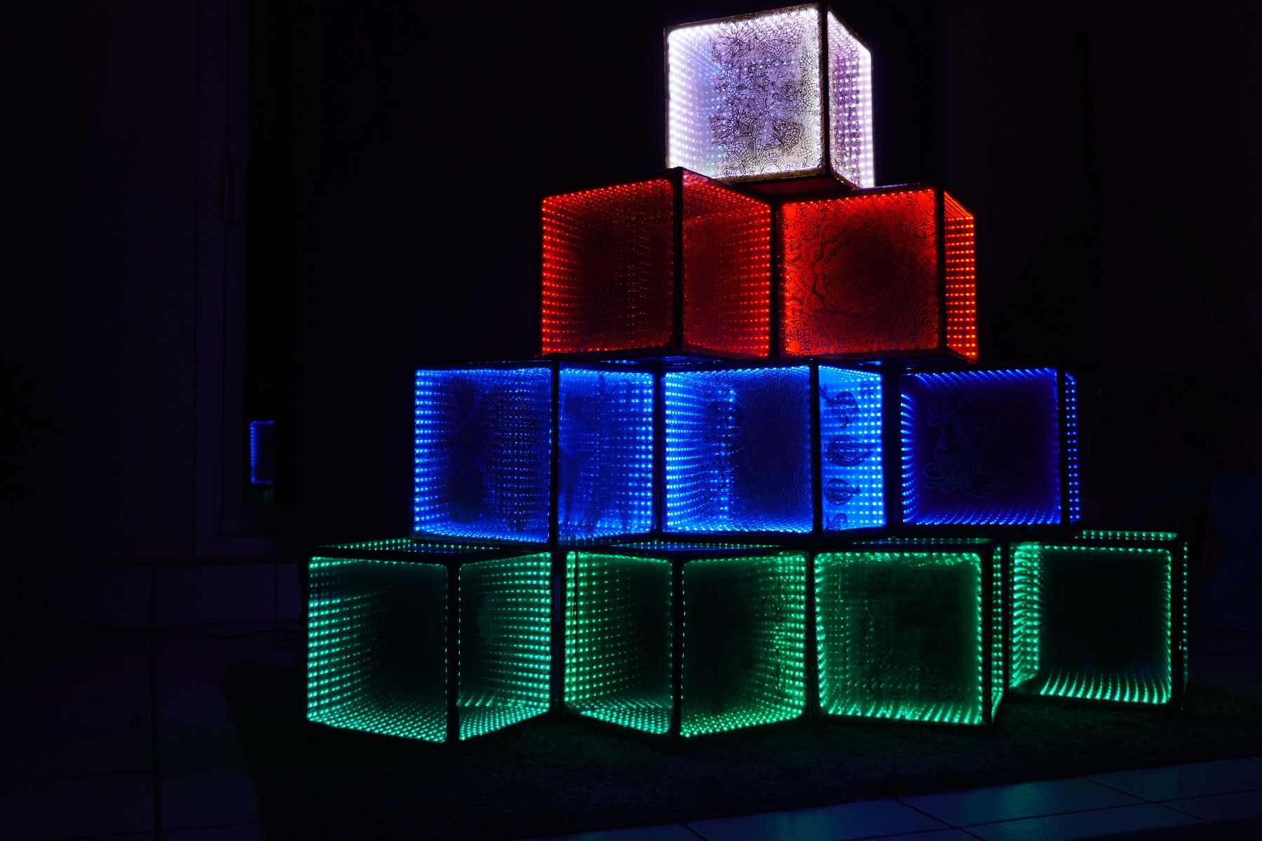 Led-Finity - Based in Haarlem, the Netherlands. Infinity cubes and ...